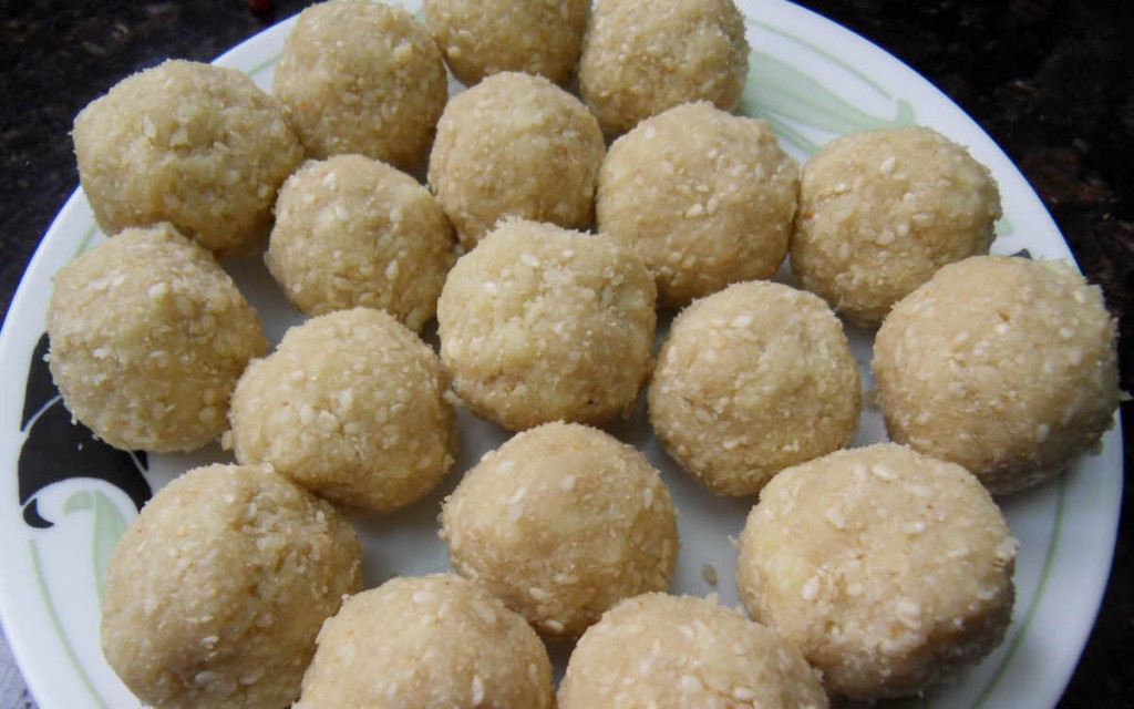 Til Ke Laddoo (Sesame Laddoo) - EZPZ Cooking